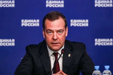 «kiss My Ass Медведев пошутил о ритуальной сделке Трампа с соседями