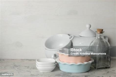 많은 다른 요리 식탁 가벼운 콘크리트 배경에 테이블을 제공하기위한 요리 다양한 접시 그릇 및 컵 0명에 대한 스톡 사진 및 기타 이미지 Istock