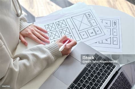 여성 디자이너는 웹 사이트 디자인 와이어 프레임을 만듭니다 스케치 프로토 타입 프레임 워크 레이아웃 미래 설계 프로젝트 Ui 및