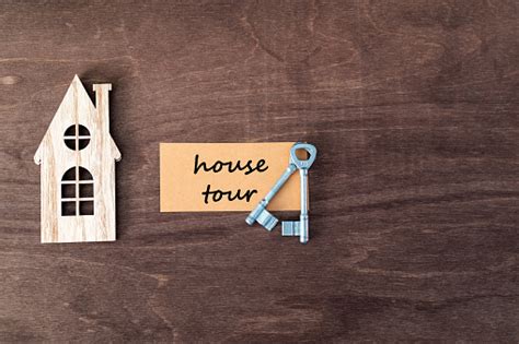 목조 주택 표현과 집 투어라는 문구가 적힌 열쇠 고리가 달린 열쇠 집 구매 및 판매 개념 0명에 대한 스톡 사진 및 기타 이미지 Istock