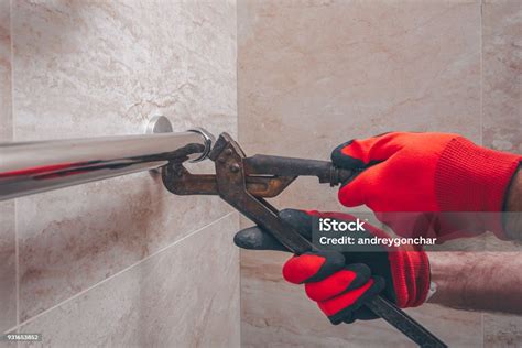 배관공 조정 가능한 렌치와 온수 타월 레일을 장착 하 여 미국 형식의 피팅 너트를 냈다 강철에 대한 스톡 사진 및 기타 이미지 강철 개선 건설 산업 Istock