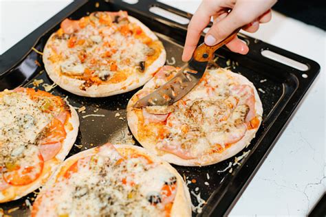 과자 굽는 판에 클로즈업 수제 미니 피자 칼로 전통적인 이탈리아 음식을 손으로 자르는 것 30 34세에 대한 스톡 사진 및 기타 이미지 30 34세 모션 미니 피자