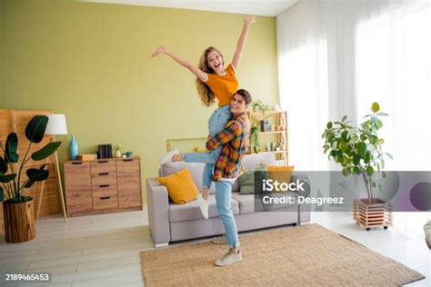 귀여운 젊은 커플 남자 친구 홀드 여자 친구의 전체 크기 사진 재미 재미 아늑한 하루 빛 봄 여름 홈 인테리어 거실 16 17 살에 대한 스톡 사진 및 기타 이미지 Istock