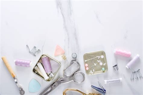 흰색 테이블에 다른 바느질 도구 가위 핀 스레드 및 다양한 재봉 도구의 스풀 설계를 위한 빈 공간 0명에 대한 스톡 사진 및 기타 이미지 Istock