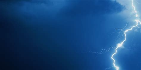밤하늘을 배경으로 번개 날씨와 기후 번개의 섬광 자연 재해 어두운 극적인 하늘 폭풍우 10월에 대한 스톡 사진 및 기타 이미지