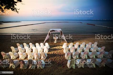 아름 다운 결혼식 결혼식을 위한 쇼의 자 세트 또는 다른 이벤트 들 만된 저녁에 설정 해변 럭셔리 웨딩 테이블 바다 해변에서