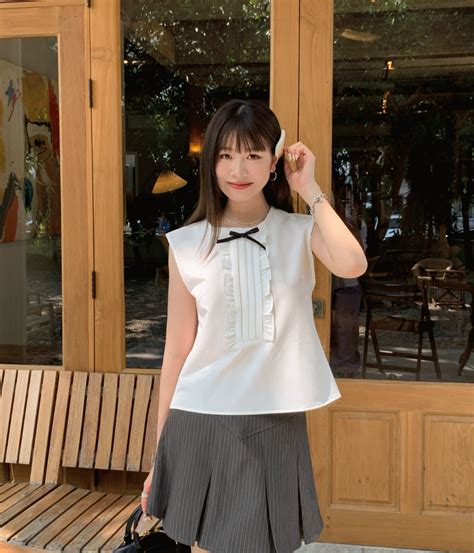 반하니 호디 ️프릴 리본 라운드넥 민소매 블라우스 1color