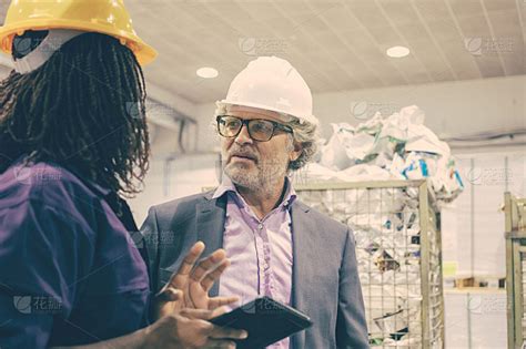 黑人工厂工人和白人工程师