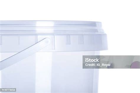 투명한 뚜껑을 가진 투명한 플라스틱 양동이 2200 Ml 백색 배경에 플라스틱 용기 백색에 고립된 음식 플라스틱 상자 식료품 또는 페인트를 위한 제품 포장 접착제 프라이머