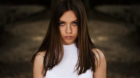 Серьезная девушка смотрит в камеру · 1920x1080 Full Hd бесплатная фотография от Chappie