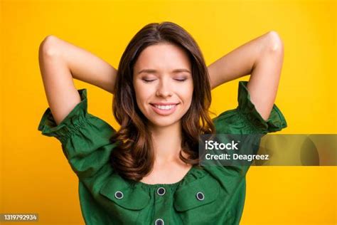 상단 위의 높은 각도 보기 사진 여자의 휴식 시간 잡고 손 뒤에 머리 닫힌 눈 미소 단색 으로 노란 색 배경 한 명의 여자만에 대한 스톡 사진 및 기타 이미지 Istock