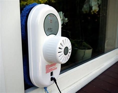 Роботи гасят пожар мият прозорци и чистят сняг