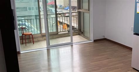 95년 준공에 조금 낡은 아파트인데 엄청 꼼꼼히 청소해주셨어요 시간도 제 기준으로 전부 맞춰주셨고 여기까지 청소한다고 싶을정도로 모든부분을 다 닦아내고 털어주셨습니다