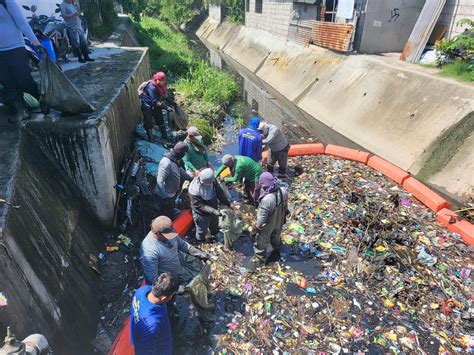 PENRO MENRO Conducted A Cleanup Drive At A Stream Full Of Trash In Barangay Cabalantian