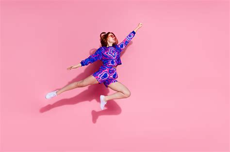 소녀의 사진 비행 프로필 영웅 착용 보라색 옷 고립 파스텔 색상 배경 같은 측면 20 24세에 대한 스톡 사진 및 기타 이미지 20 24세 광고 동기 부여 Istock