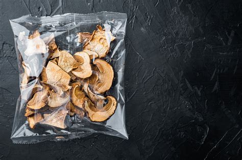말린 버섯 검은 배경에 플라스틱 팩 상단 보기 플랫 누워 텍스트 카피 스페이스를위한 공간 0명에 대한 스톡 사진 및 기타 이미지