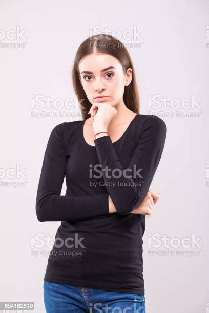 전체 길이 흰색 바탕에 절연과 서 행복 한 젊은 여자의 초상화 카메라를 보고 20 29세에 대한 스톡 사진 및 기타 이미지 20 29세 갈색 머리 기업 재무와 산업