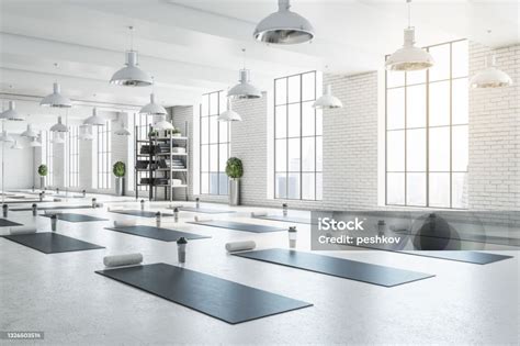 벽돌 벽 창문 및 도시 전망을 갖춘 새로운 밝은 흰색 요가 스튜디오 체육관 인테리어 3d 렌더링 체육관에 대한 스톡 사진 및 기타 이미지 Istock