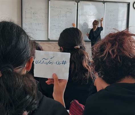 کلاس درسی بدون حجاب اجباری با شعار زن زندگی آزادی