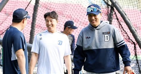 포토 양의지 손아섭 이승엽 감독 경기 전 반갑게 인사
