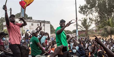 Au Sénégal Les Opposants Ousmane Sonko Et Bassirou Diomaye Faye Sont