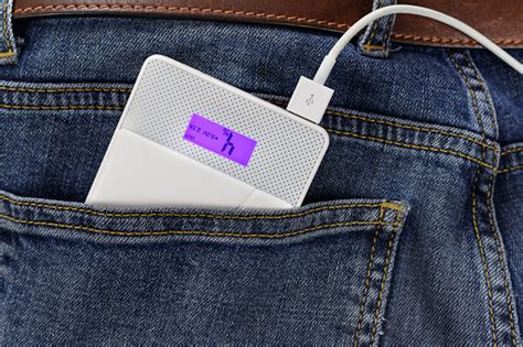 청바지 근접 촬영의 뒷 주머니에서 Usb 케이블 연결 전원 은행 보조 배터리에 대한 스톡 사진 및 기타 이미지 보조 배터리 주머니 개인 장식품 Usb 케이블 Istock