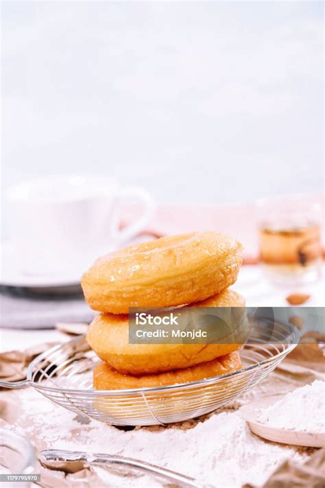 흰색 나무 콘크리트 테이블 위에 구겨진 종이에 설탕서면 쌓인 수제 튀긴 도넛 이나 크로넛 가루 설탕에 대한 스톡 사진 및 기타 이미지 가루 설탕 가정 주방 가정의 방