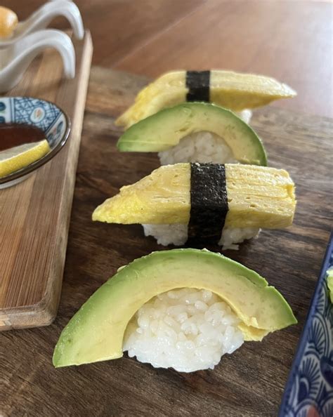 멍게스시 멍게회 Feat 계란말이스시 아보카도스시 레드 레디쉬 피클과 생강초절임 베니쇼가 을 곁들여 회를 먹을 때