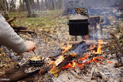 배경에 텐트와 캠프 파이어에 관광 주전자 화재에 대 한 막대기로 손을 가정 주방에 대한 스톡 사진 및 기타 이미지 가정 주방 가정의 방 관광 Istock