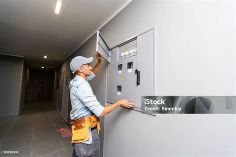 산업용 브레이커 패널에서 일하는 전기 기술자 모델은 업계 코드 및 안전 표준에 모든 작업을 수행하는 실제 전기 입니다 가정 생활에 대한 스톡 사진 및 기타 이미지 Istock