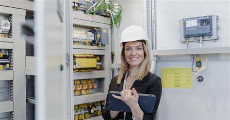 태블릿을 사용하는 현대 산업 공장의 여성 수석 엔지니어의 초상화 사진 Unsplash의 사업 이미지