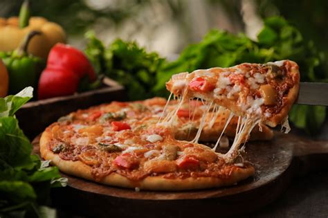 치즈 스트레치와 나무 테이블에 뜨거운 훈증 피자 선택적 초점과 흐림 모든 재료 클로즈업 치즈 문자열 피자에 대한 스톡 사진 및