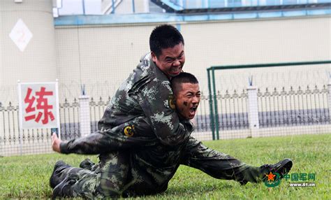武警官兵雨后水中练搏杀