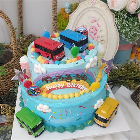 군산케익이모 2단케이크 캐릭터케이크 피규어는 그때그때 구매해요~ 케익이모의 모든케이크에는 Facebook