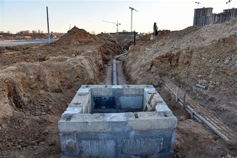 우수 구덩이 위생 하수 시스템 분배 챔버 및 펌프 스테이션 의 건설 펌프장에 대한 스톡 사진 및 기타 이미지 펌프장 하수 하수관 Istock