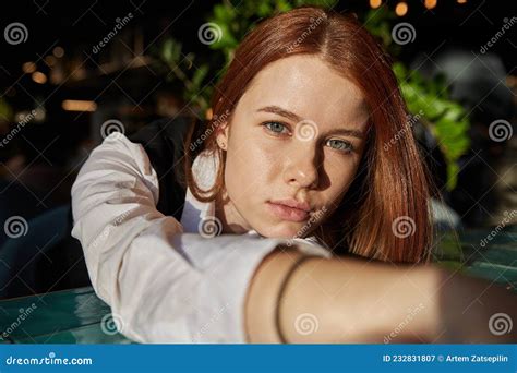 Jovencita Pelirroja Linda Chica De Pelo Largo Pone Su Cabeza En Sus
