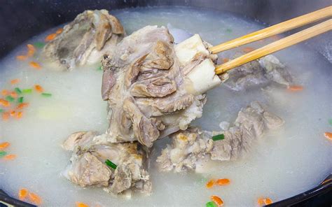骨头汤怎么炖才好喝？大厨分享一招，果然汤汁浓白胜似奶！ 哔哩哔哩