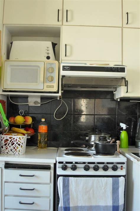 Куда поставить микроволновку в маленькой кухне примеры на фото