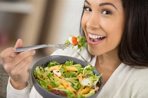 Mujer Feliz Comiendo Comida Saludable Foto De Archivo Imagen De Coma Adulto