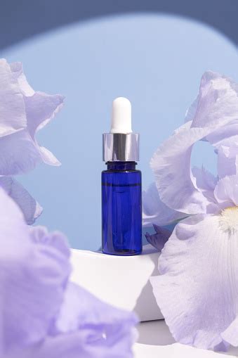 스킨 케어를위한 꽃 추출물이있는 세럼 연단에 피펫과 홍채 꽃이있는 유리 병의 자연 화장품 얼굴과 바디 케어 스파 개념 개념에 대한 스톡 사진 및 기타 이미지 Istock