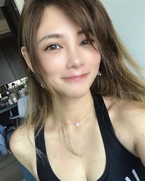 又揉又搓！天菜小姐沒穿bra「v領開到肚臍」 網驚：走光了？