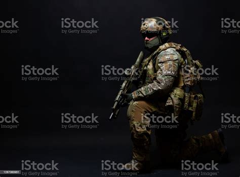 전체 군사 장비 헬멧 안경과 마스크를 가진 육군 병사의 전체 길이 초상화 검은 색 배경에 고립 된 팀을 기다리는 위치에 한 무릎에 서 검정색 배경에 대한 스톡 사진 및 기타