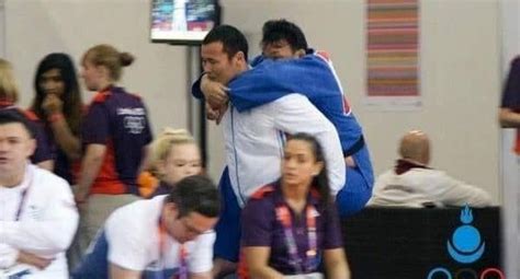 Олимпийн аварга Н Түвшинбаяр Улсын начин Э Энхбатыг хэвтэрт ортол нь зоджээ