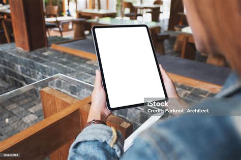 카페에서 빈 흰색 데스크톱 화면이있는 디지털 태블릿을 들고있는 여성 태블릿에 대한 스톡 사진 및 기타 이미지 태블릿 형판 비즈니스 Istock