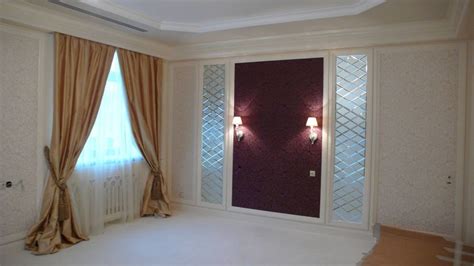 Панель оттенка бордо в готовом ремонте светлой спальни