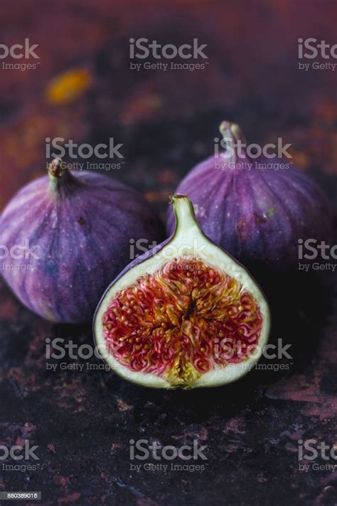 녹슨 표면에 아름 답 고 신선한 무화과입니다 무화과의 반은입니다 0명에 대한 스톡 사진 및 기타 이미지 0명 개체 그룹 건강한 생활방식 Istock