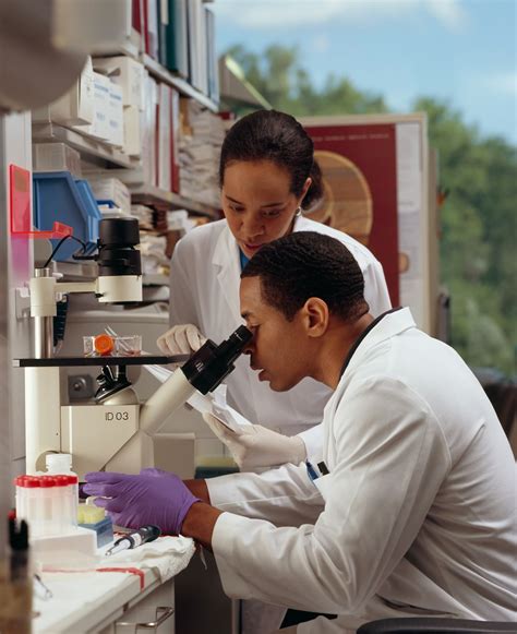 검은 마이크를 들고 있는 하얀 드레스 셔츠를 입은 남자 사진 Unsplash의 무료 랩 이미지