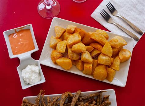 Batatas Picantes Picatas Bravas Com Molhos E Anchovas Frias Foto De