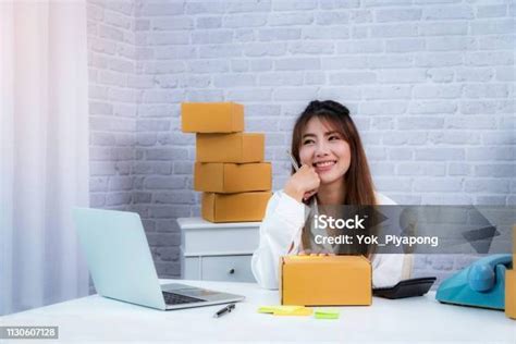 직장에서 포장 상자와 함께 집에서 작업 하는 여성 중소 기업 소유자 온라인 쇼핑 중소기업 기업가 또는 프리랜서 작업 개념 경영자에 대한 스톡 사진 및 기타 이미지 Istock