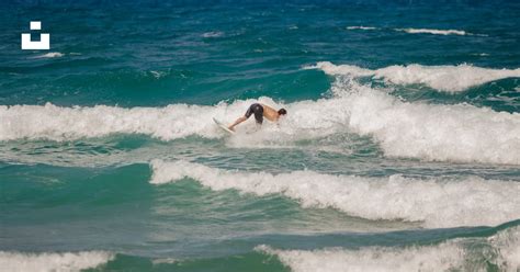 바다에서 파도 위에서 서핑 보드를 타는 사람 사진 Unsplash의 무료 자연 이미지